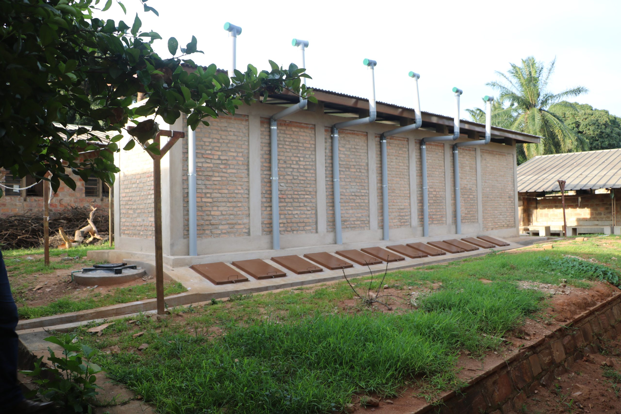 Remise provisoire par la Croix-Rouge du Burundi des latrines ECOSAN aux ...